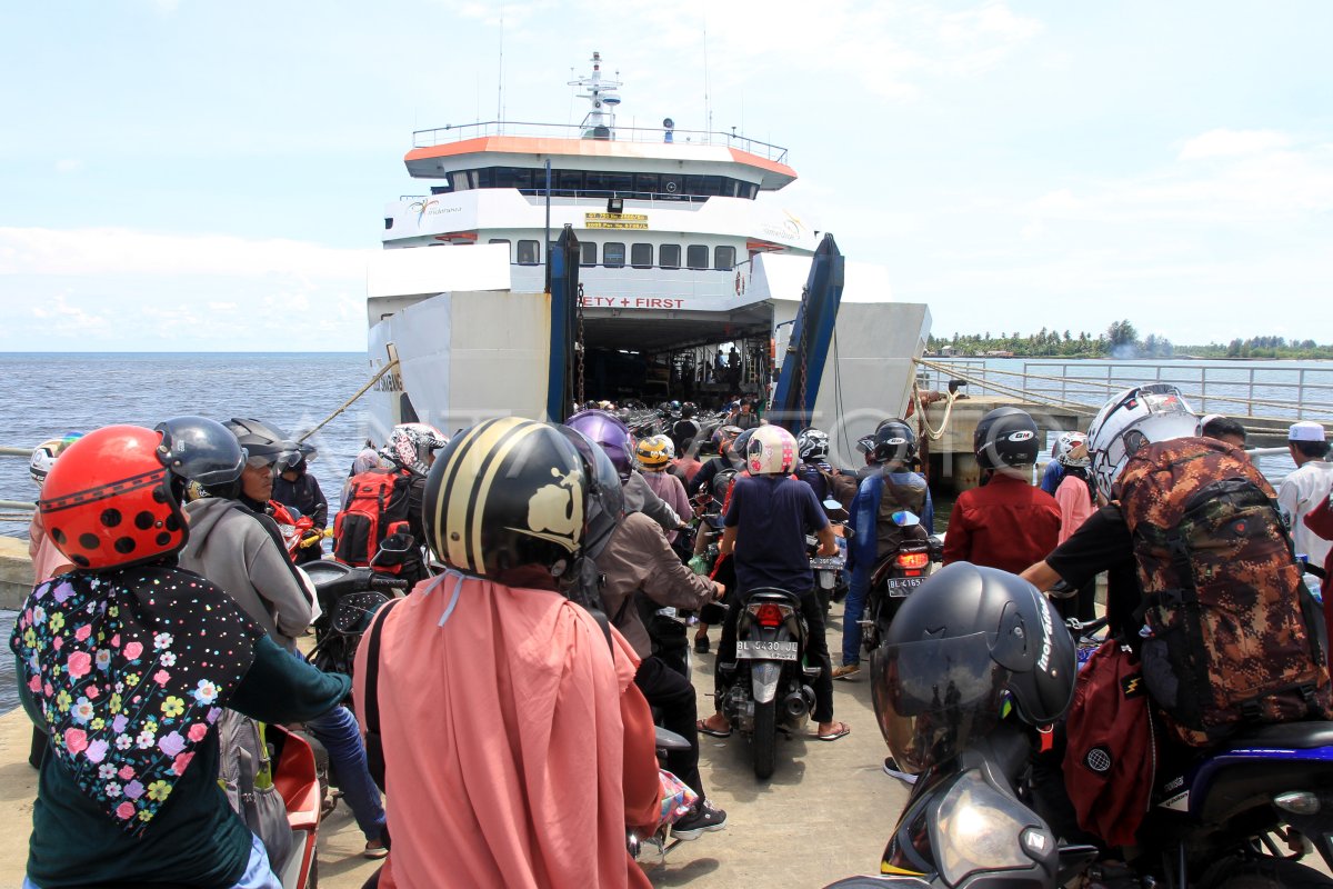 PENUMPANG KAPAL PULAU TERLUAR MEMBLUDAK | ANTARA Foto