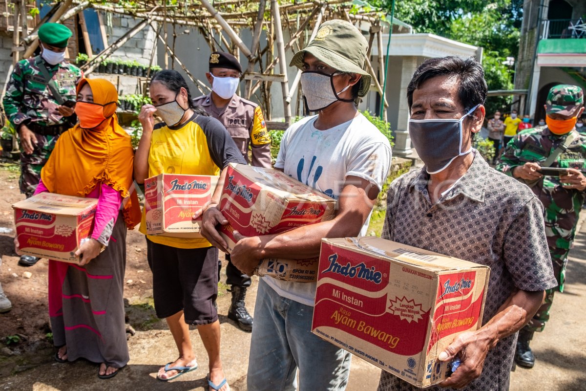 BANTUAN SEMBAKO DAN MASKER | ANTARA Foto