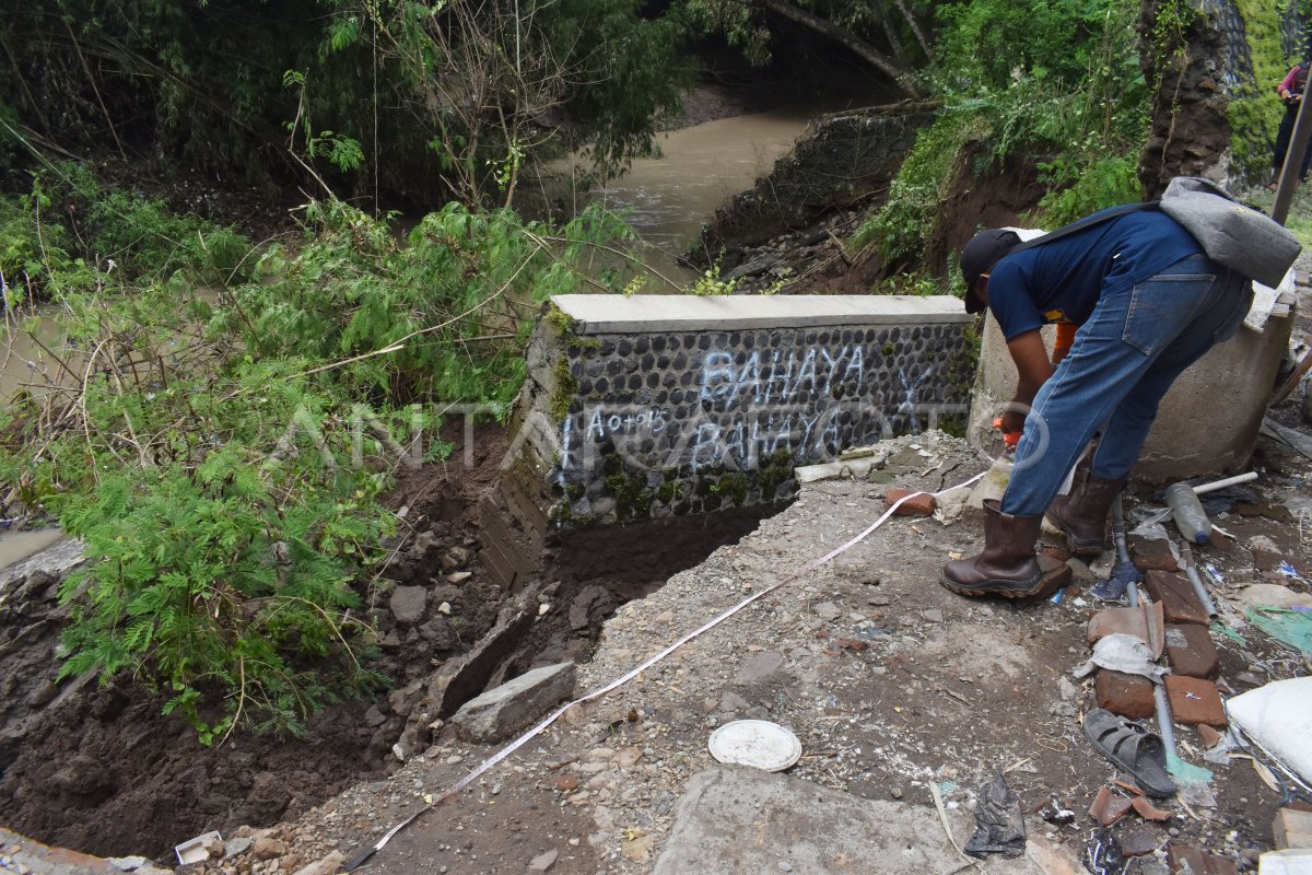 TANGGUL LONGSOR AKIBAT BANJIR | ANTARA Foto
