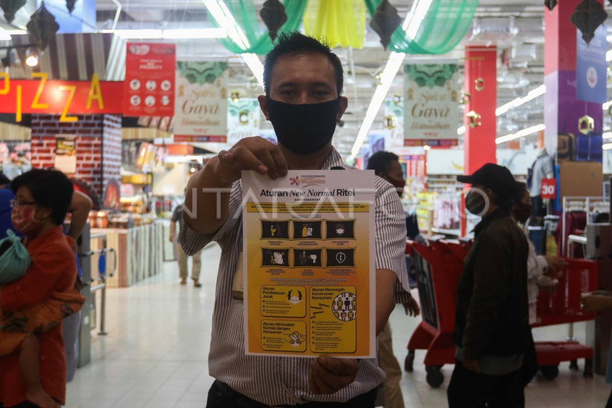 PENEMPELAN POSTER ATURAN NEW NORMAL RITEL | ANTARA Foto