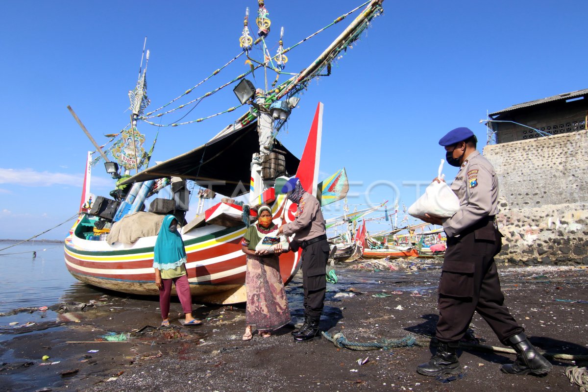 BANTUAN UNTUK NELAYAN TERDAMPAK CUACA BURUK | ANTARA Foto BANTUAN UNTUK NELAYAN TERDAMPAK CUACA BURUK | ANTARA Foto