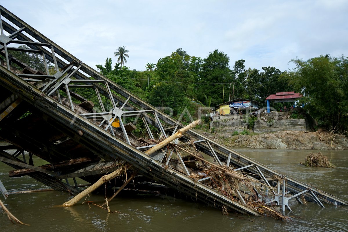 JEMBATAN AMBRUK DITERJANG BANJIR | ANTARA Foto