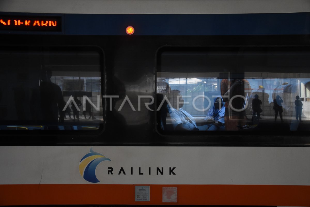KA BANDARA SOETTA KEMBALI BEROPERASI | ANTARA Foto KA BANDARA SOETTA KEMBALI BEROPERASI | ANTARA Foto