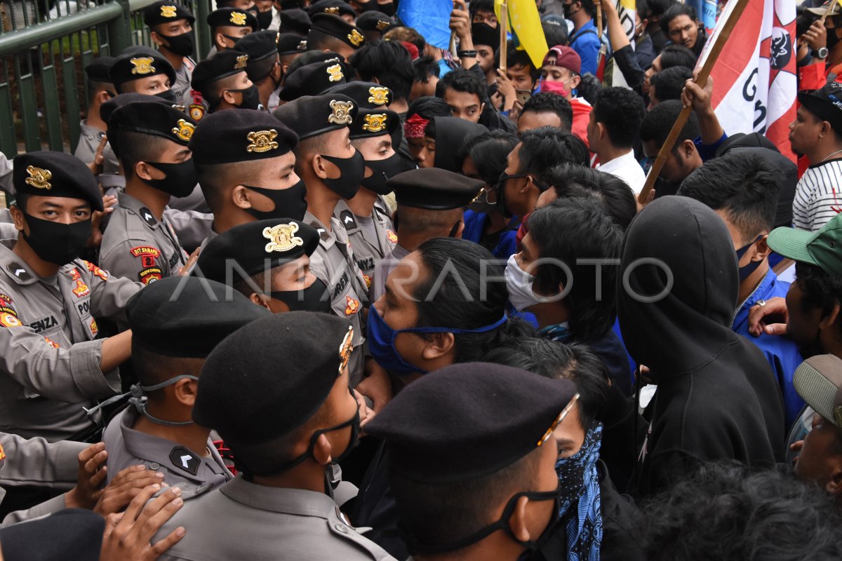 UNJUK RASA DI DEPAN KEMENDIKBUD | ANTARA Foto UNJUK RASA DI DEPAN KEMENDIKBUD | ANTARA Foto