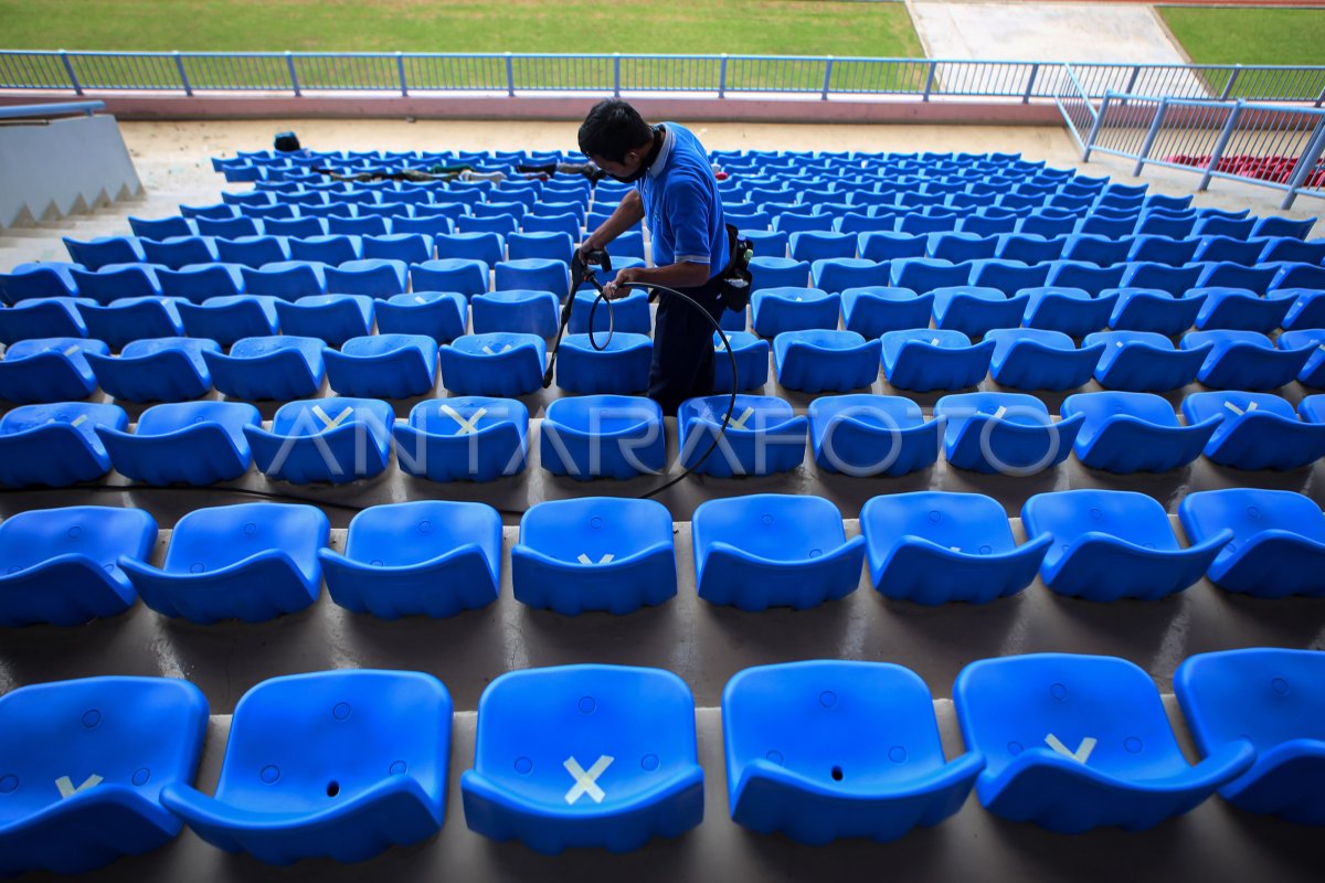 PERAWATAN STADION DI TENGAH LIBUR KOMPETISI LIGA 1 | ANTARA Foto PERAWATAN STADION DI TENGAH LIBUR KOMPETISI LIGA 1 | ANTARA Foto