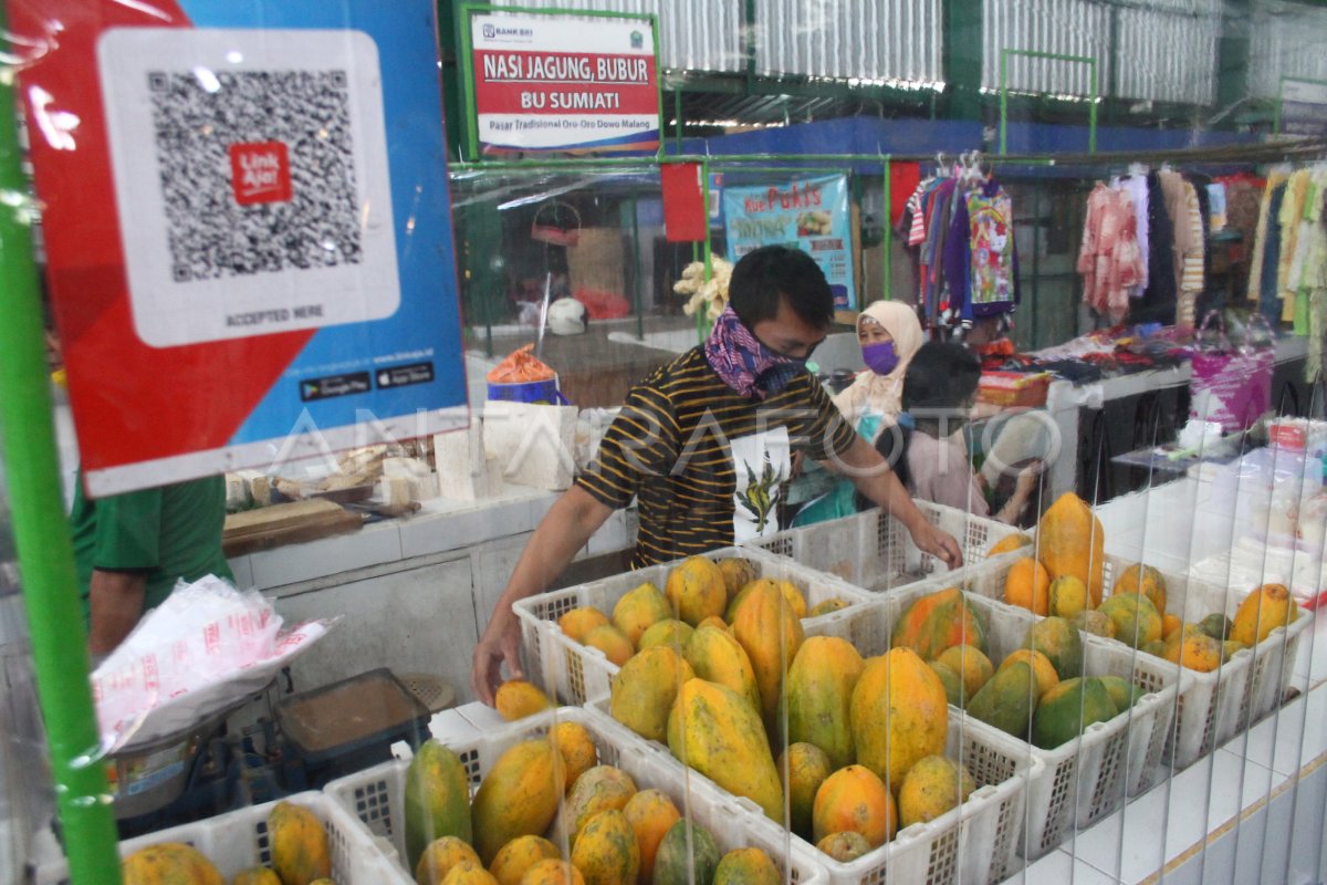 PENERAPAN PROTOKOL KESEHATAN DI PASAR TANGGUH | ANTARA Foto PENERAPAN PROTOKOL KESEHATAN DI PASAR TANGGUH | ANTARA Foto