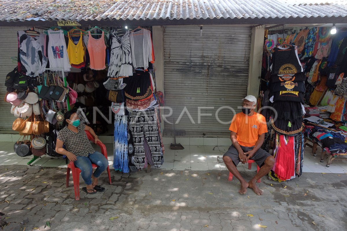 PENERAPAN SISTEM GANJIL GENAP DI PASAR SENI KUTA | ANTARA Foto PENERAPAN SISTEM GANJIL GENAP DI PASAR SENI KUTA | ANTARA Foto