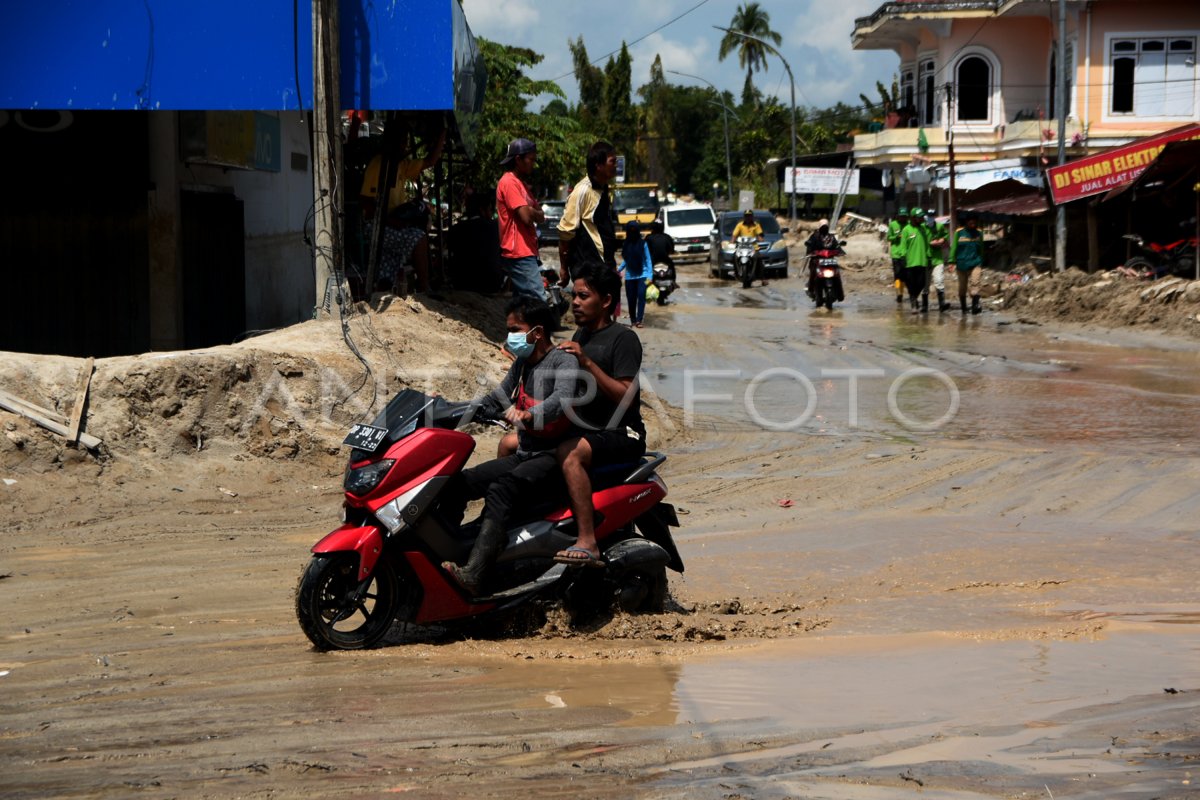 AKSES JALAN TRANS SULAWESI BISA DILEWATI PASCA BANJIR BANDANG | ANTARA Foto