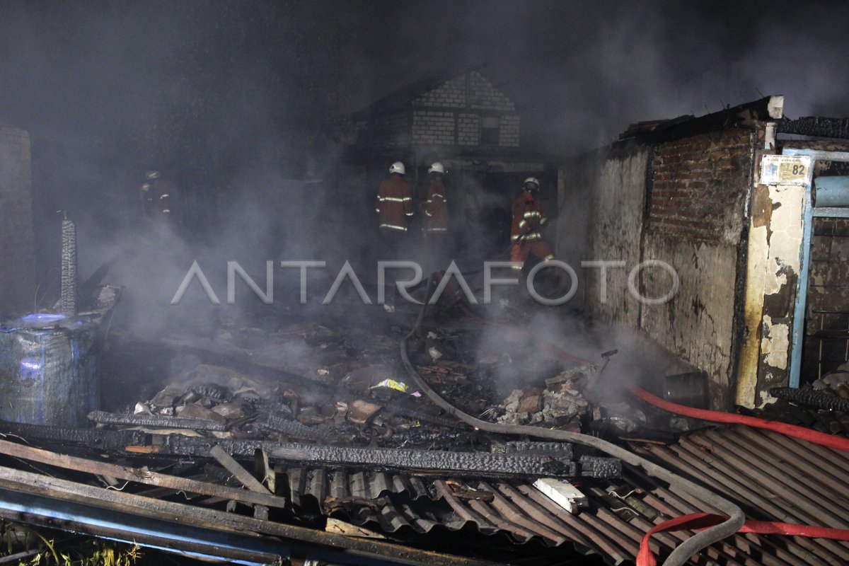 KEBAKARAN DI PEMUKIMAN PADAT PENDUDUK | ANTARA Foto