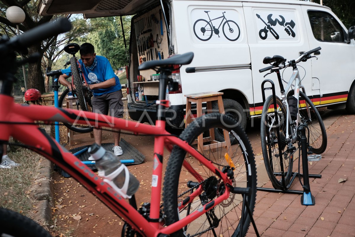 MOVING BICYCLE WORKSHOP SERVICE | ANTARA Foto MOVING BICYCLE WORKSHOP SERVICE | ANTARA Foto