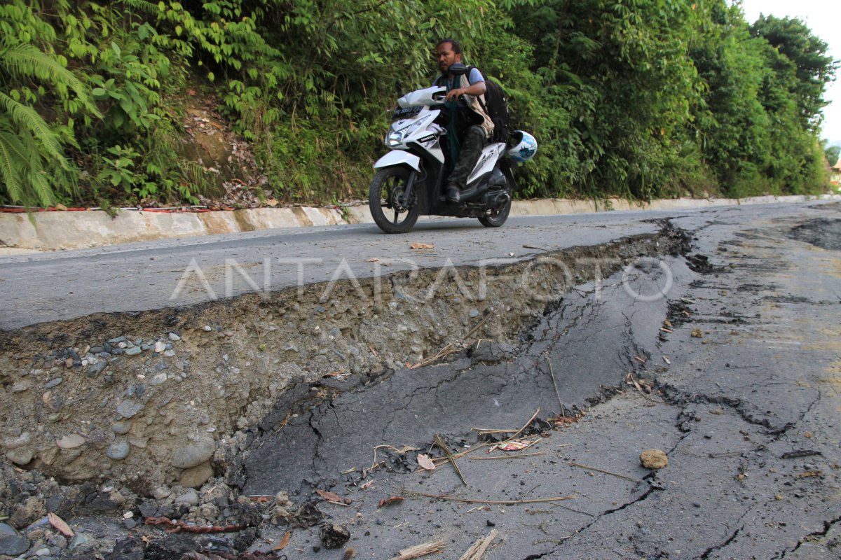 JALAN LINTAS TENGAH DI ACEH BARAT AMBLAS | ANTARA Foto