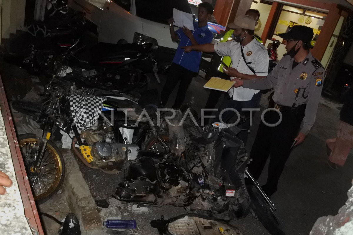KECELAKAAN BERUNTUN DI JEMBER | ANTARA Foto KECELAKAAN BERUNTUN DI JEMBER | ANTARA Foto