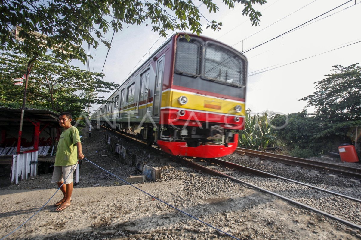 PERLINTASAN KERETA SEBIDANG TANPA PALANG PINTU | ANTARA Foto