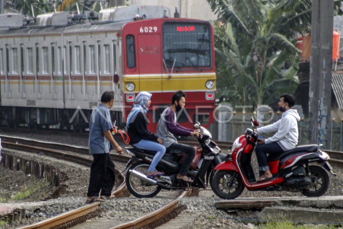PERLINTASAN KERETA SEBIDANG TANPA PALANG PINTU | ANTARA Foto
