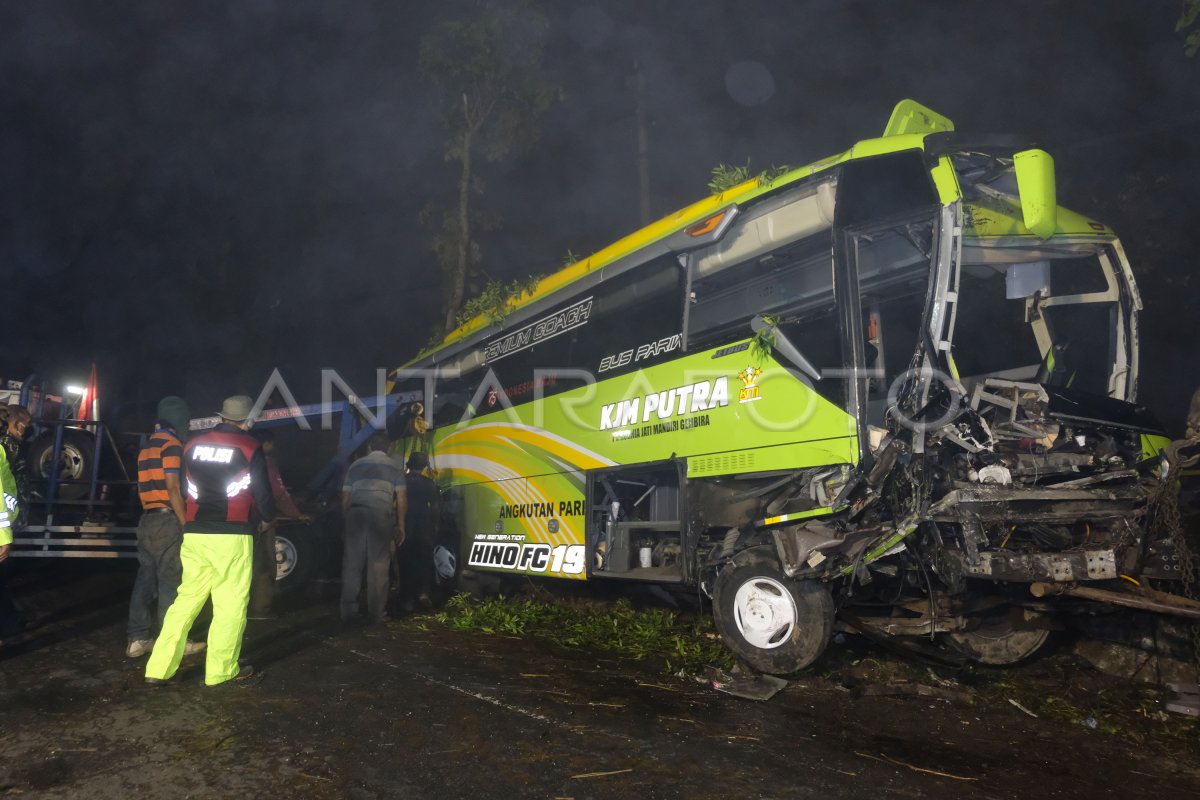 KECELAKAAN BUS PARIWISATA DI WONOSOBO | ANTARA Foto KECELAKAAN BUS PARIWISATA DI WONOSOBO | ANTARA Foto