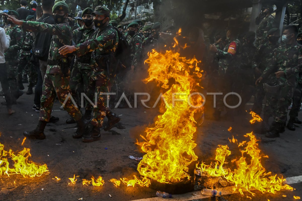 UNJUK RASA TOLAK OMNIBUS LAW DI HARI SUMPAH PEMUDA | ANTARA Foto UNJUK RASA TOLAK OMNIBUS LAW DI HARI SUMPAH PEMUDA | ANTARA Foto