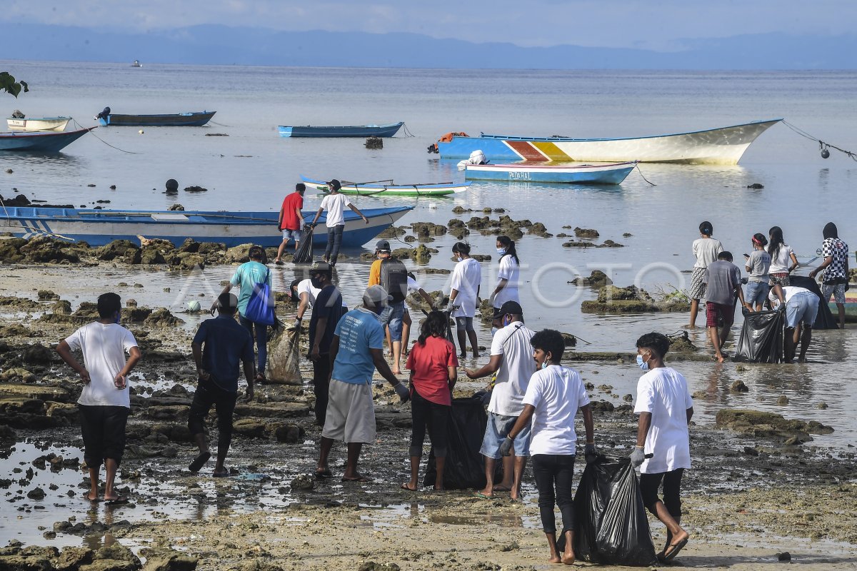 AKSI BERSIH SAMPAH DI PANTAI | ANTARA Foto