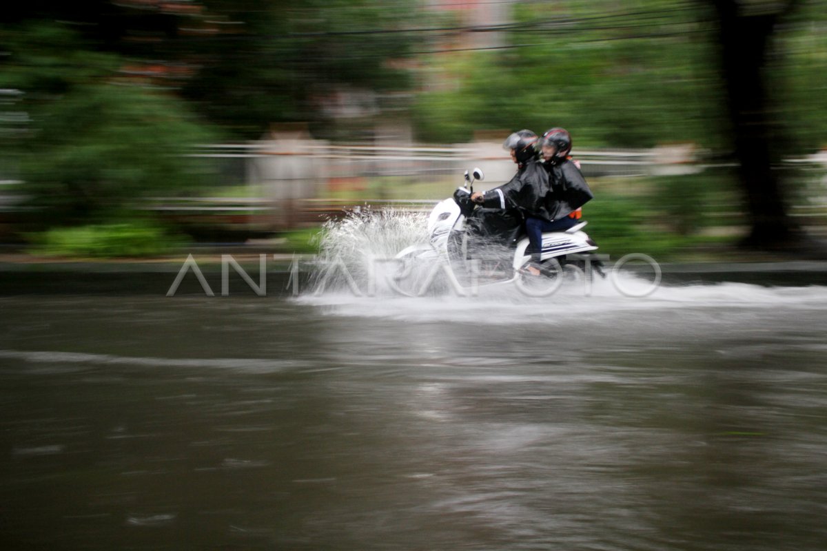 BANJIR AKIBAT CURAH HUJAN TINGGI DI MAKASSAR | ANTARA Foto BANJIR AKIBAT CURAH HUJAN TINGGI DI MAKASSAR | ANTARA Foto