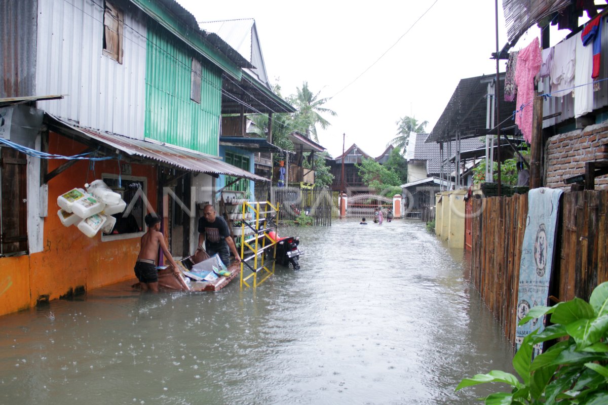 PULUHAN RUMAH TERENDAM BANJIR DI MAKASSAR | ANTARA Foto