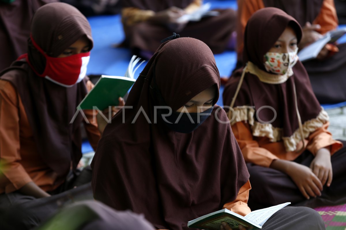 SKB TIGA MENTERI TENTANG SERAGAM SEKOLAH | ANTARA Foto