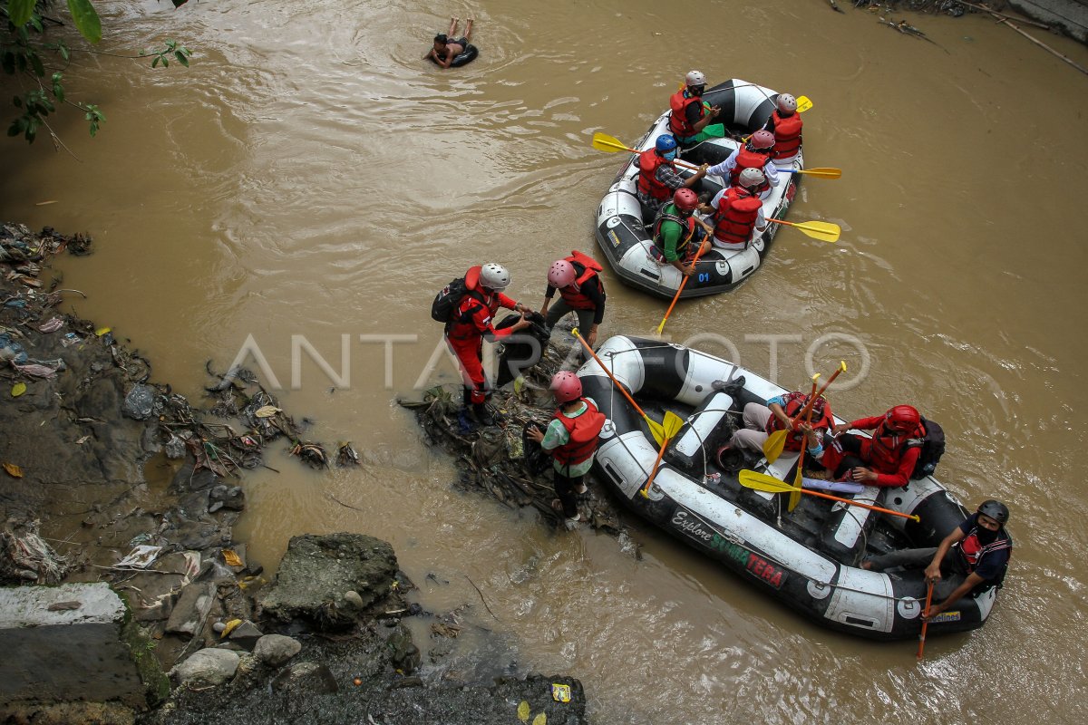 AKSI BERSIH SAMPAH DI SUNGAI BABURA MEDAN | ANTARA Foto