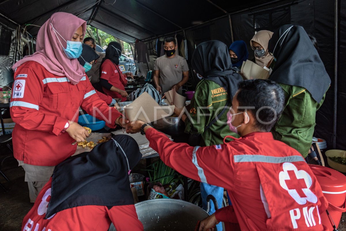 POSKO TERPADU KORBAN BANJIR DI SEMARANG | ANTARA Foto