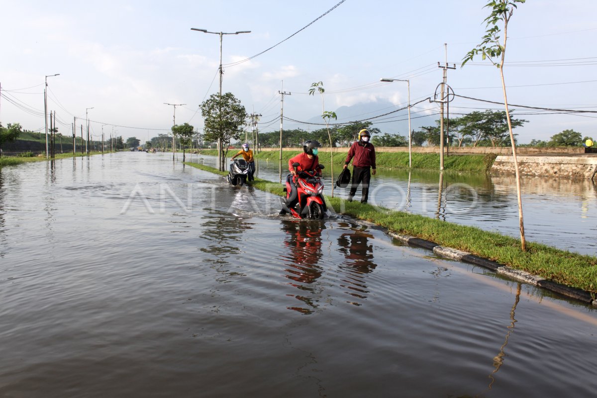 BANJIR RENDAM JALAN RAYA PORONG | ANTARA Foto