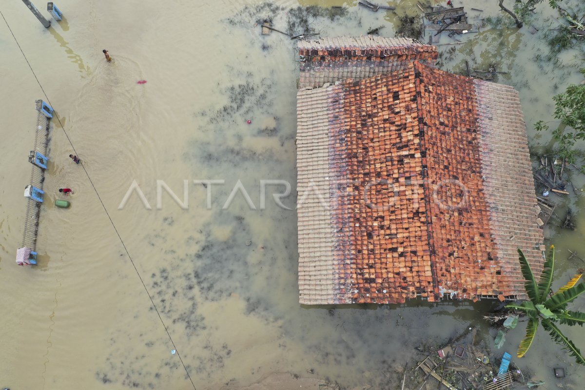 BANJIR DESA KARANGLIGAR KARAWANG | ANTARA Foto