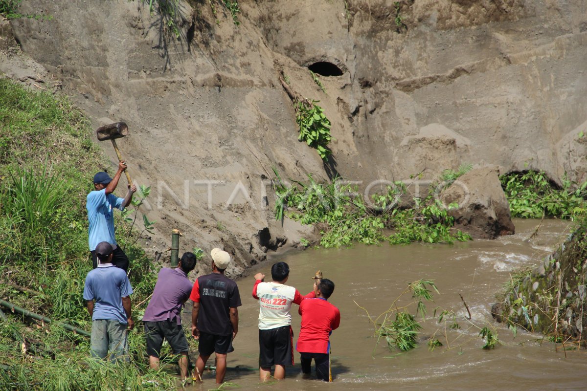 GOTONG ROYONG PERBAIKI TANGGUL | ANTARA Foto