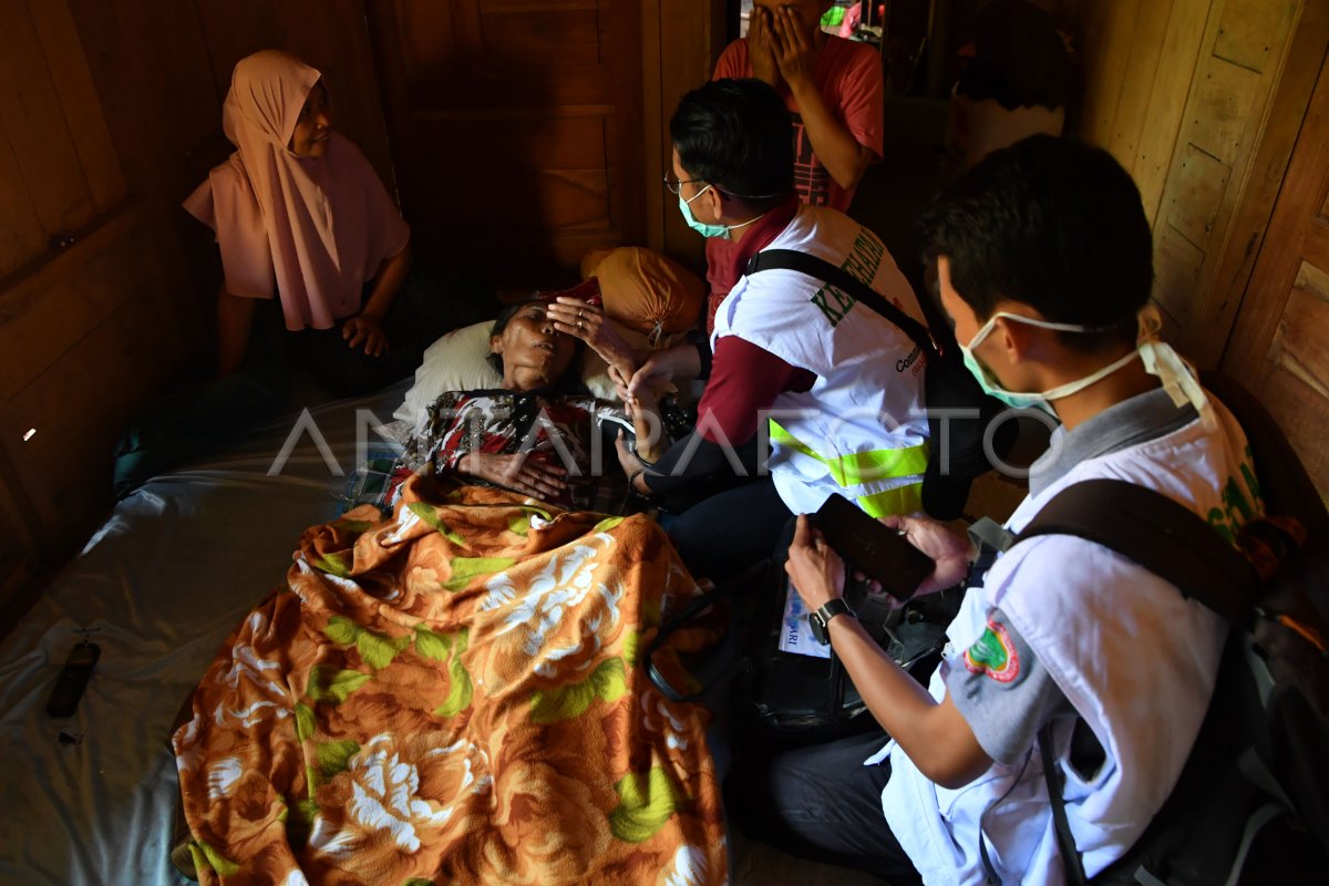 PEMERIKSAAN KESEHATAN KORBAN GEMPA | ANTARA Foto