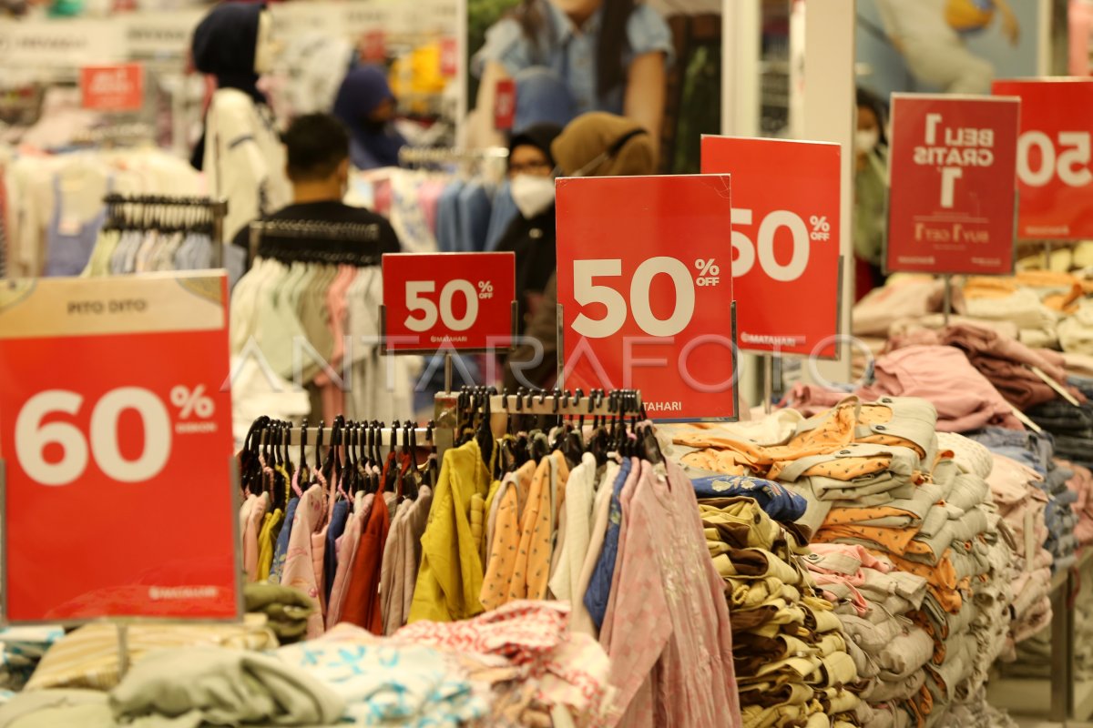 DISKON BESAR BELANJA LEBARAN | ANTARA Foto