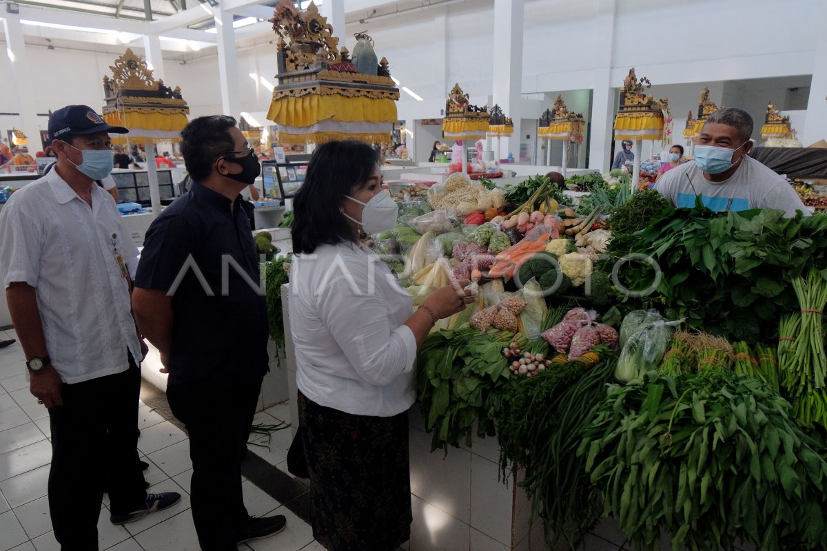 PEMANTAUAN HARGA SEMBAKO JELANG IDUL FITRI | ANTARA Foto