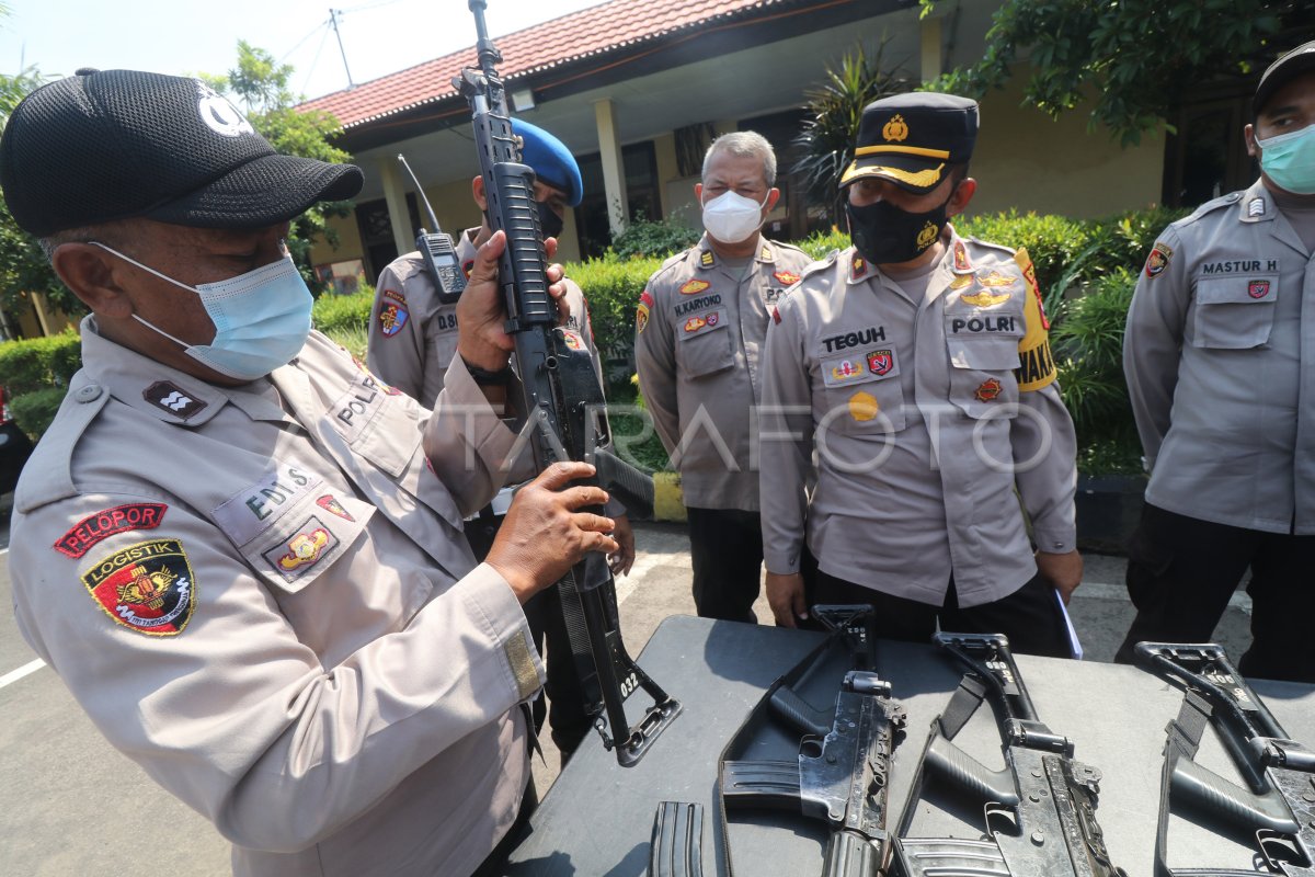 PEMERIKSAAN SENJATA API POLISI | ANTARA Foto