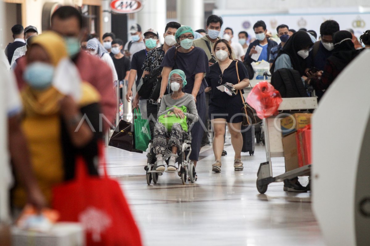 PENUMPANG DI BANDARA JUANDA MENINGKAT | ANTARA Foto