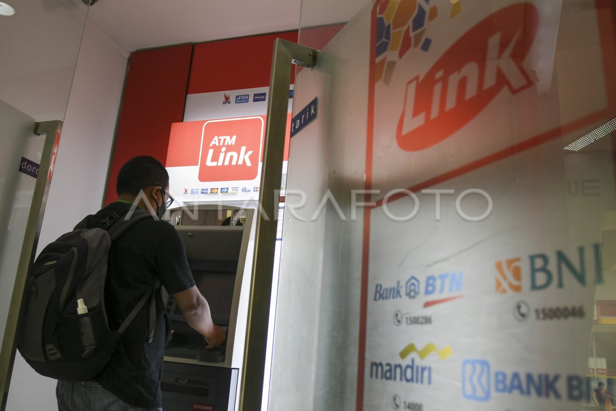 BIAYA TRANSAKSI ATM LINK | ANTARA Foto