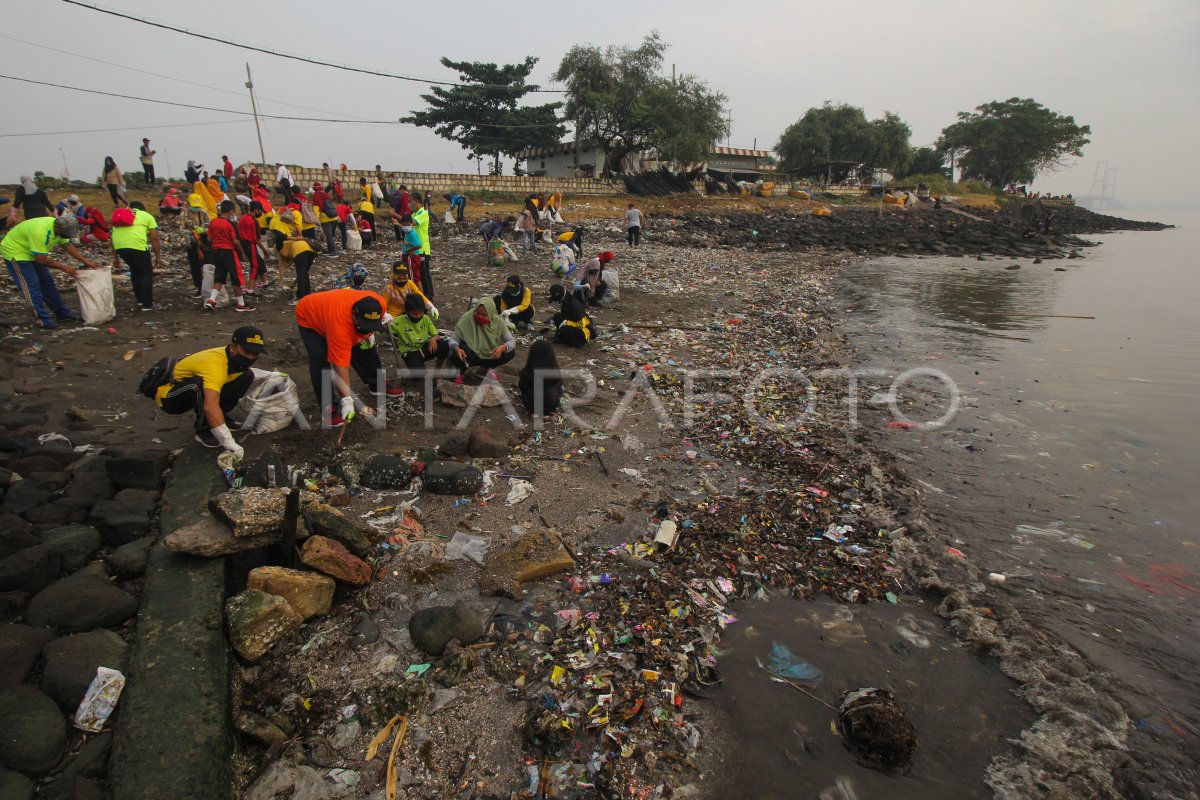 AKSI BERSIH-BERSIH SAMPAH DI PANTAI | ANTARA Foto