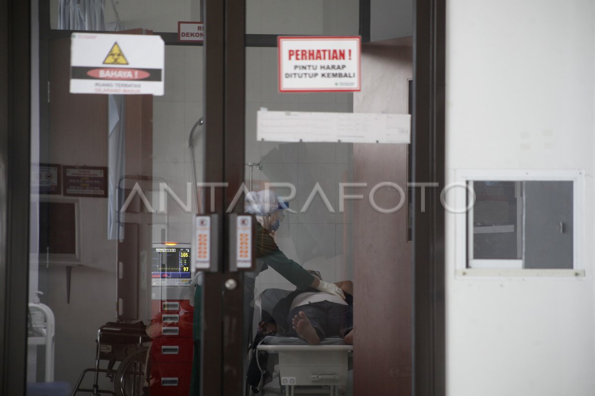 KETERISIAN RUANG ISOLASI RS DI SOLO | ANTARA Foto