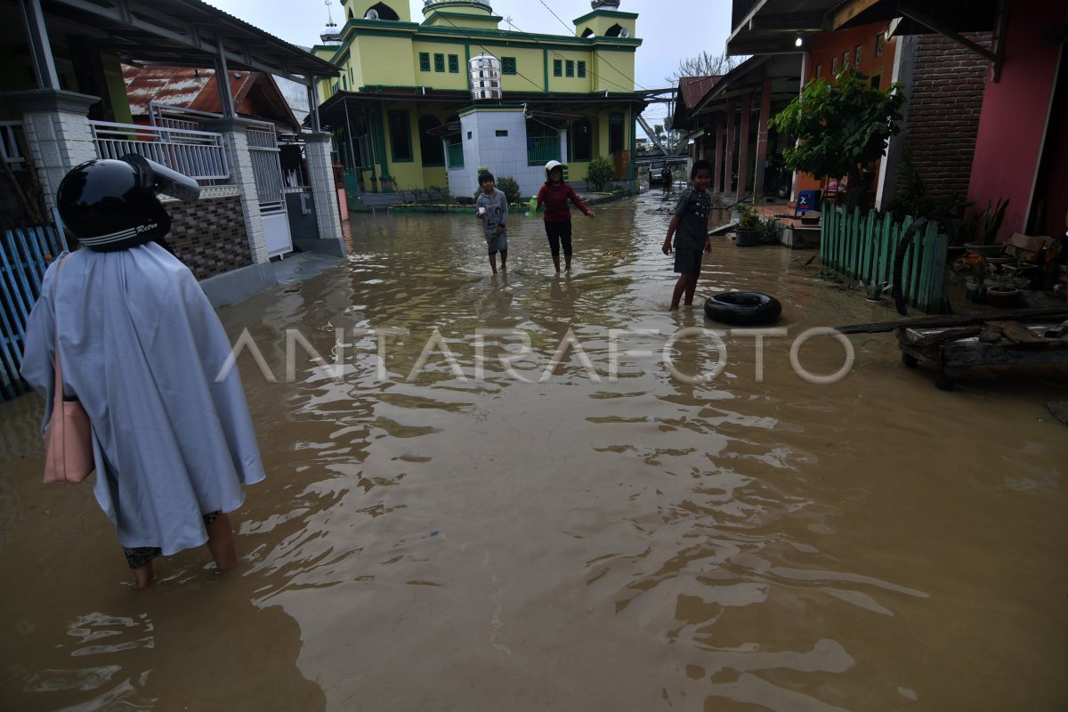 BANJIR AKIBAT LUAPAN SUNGAI PALU | ANTARA Foto