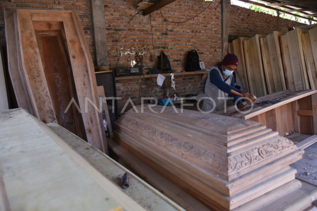 PERMINTAAN PETI MATI COVID-19 MENINGKAT | ANTARA Foto