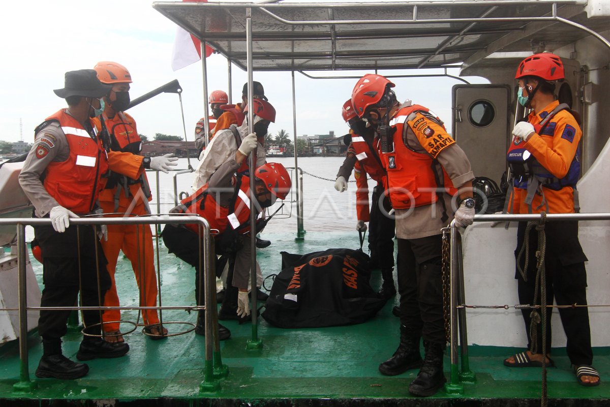 EVAKUASI KORBAN KAPAL TENGGELAM | ANTARA Foto