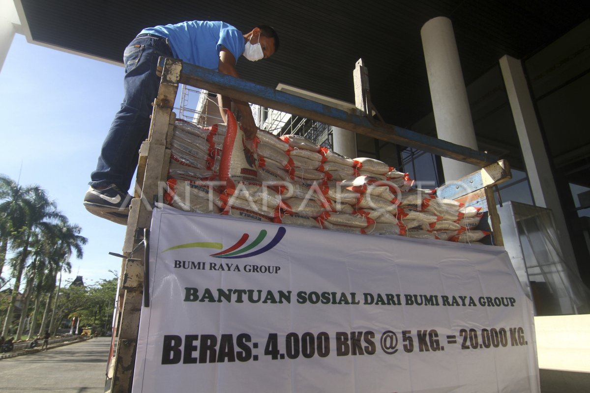 KALBAR TERIMA BANTUAN 20 TON BERAS | ANTARA Foto