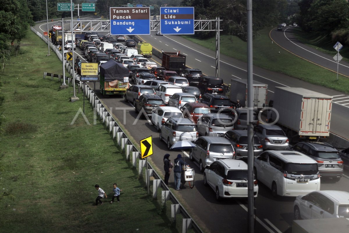 KEMACETAN JALUR PUNCAK SAAT LIBUR TAHUN BARU ISLAM | ANTARA Foto
