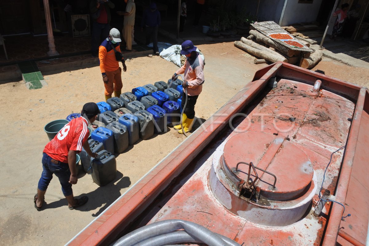 BPBD SITUBONDO MULAI DISTRIBUSI AIR BERSIH | ANTARA Foto