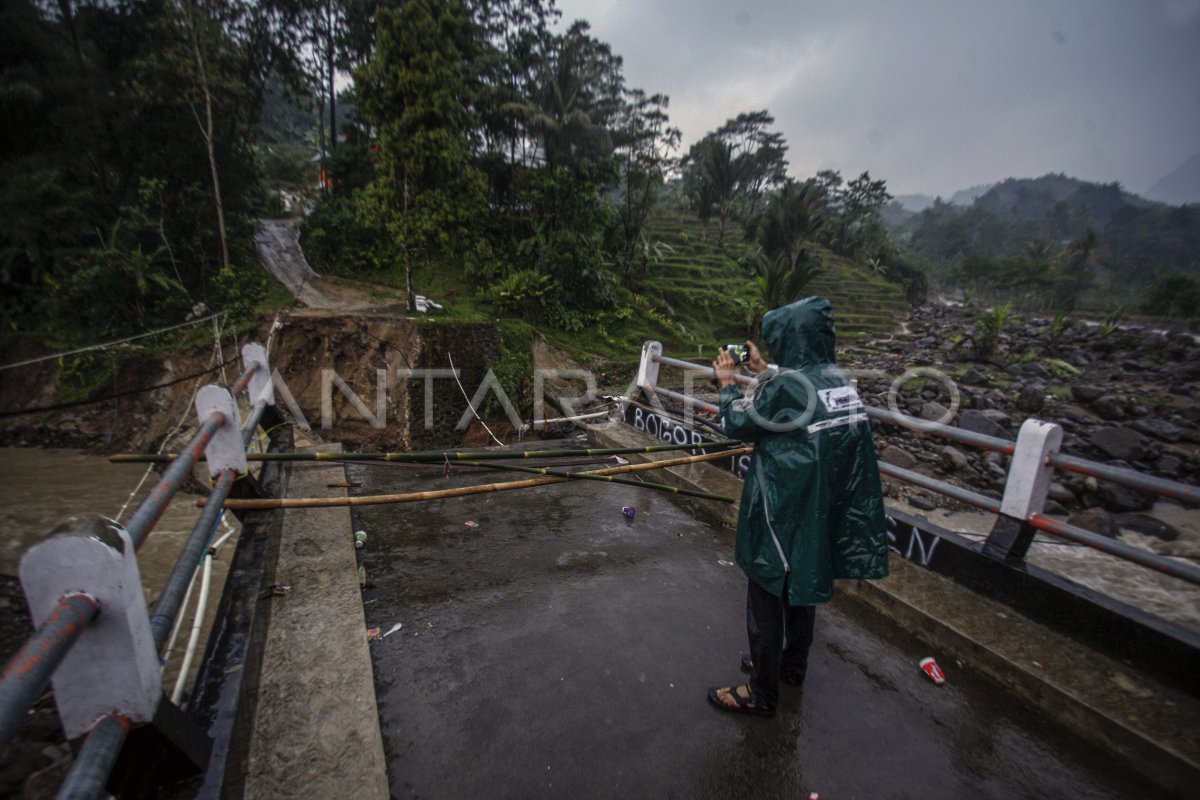 JEMBATAN TERPUTUS DITERJANG BANJIR BANDANG | ANTARA Foto