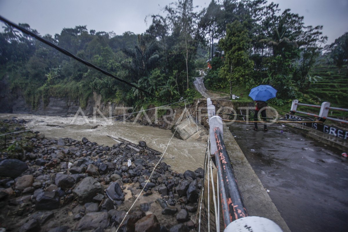 JEMBATAN TERPUTUS DITERJANG BANJIR BANDANG | ANTARA Foto