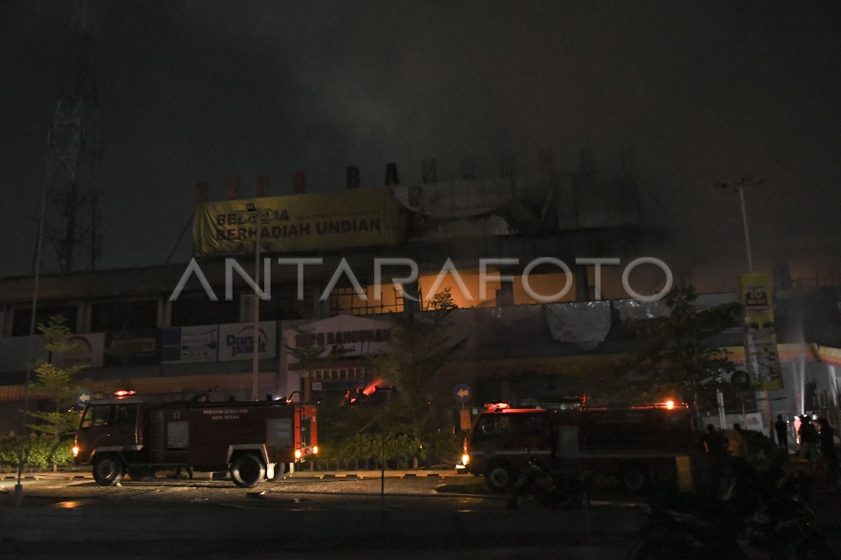 KEBAKARAN TOKO BAHAN BANGUNAN DI BEKASI | ANTARA Foto