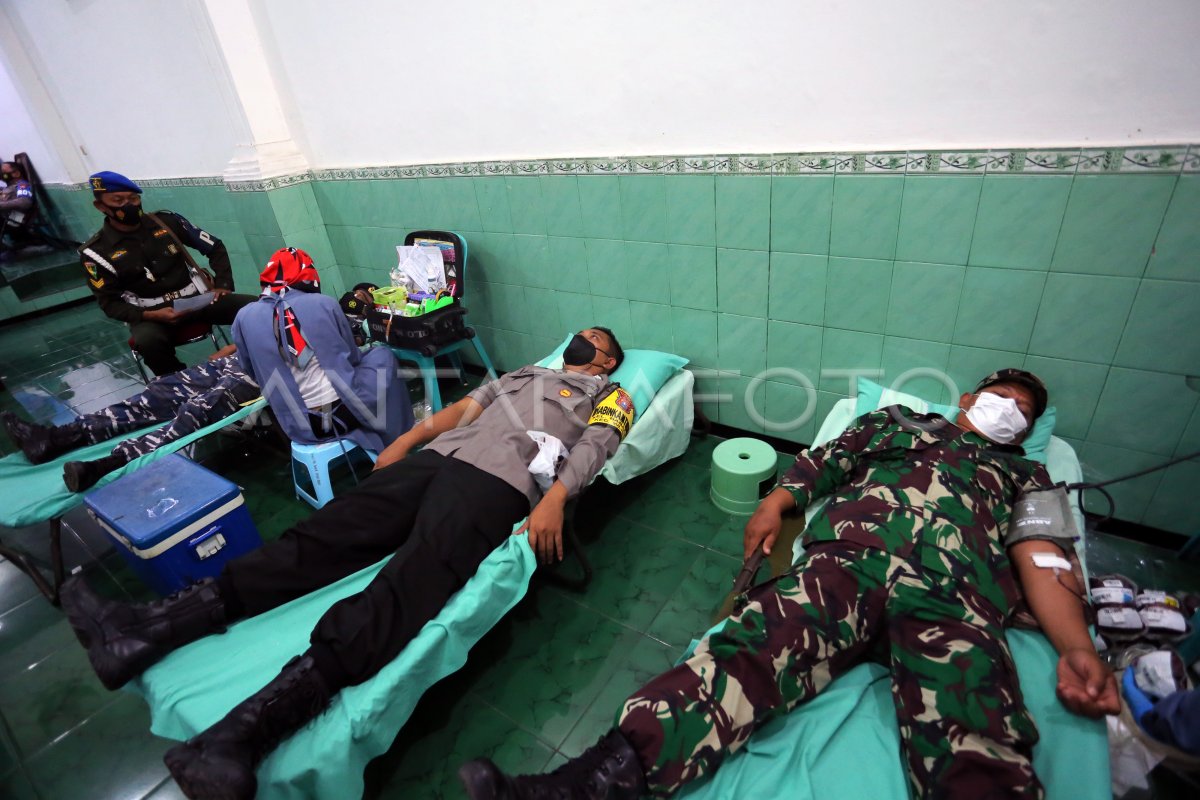 BAKSOS DONOR DARAH JELANG HUT TNI KE-76 | ANTARA Foto