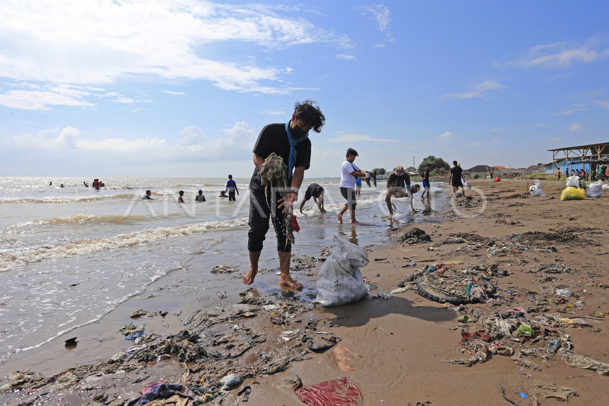 AKSI BERSIH PANTAI | ANTARA Foto