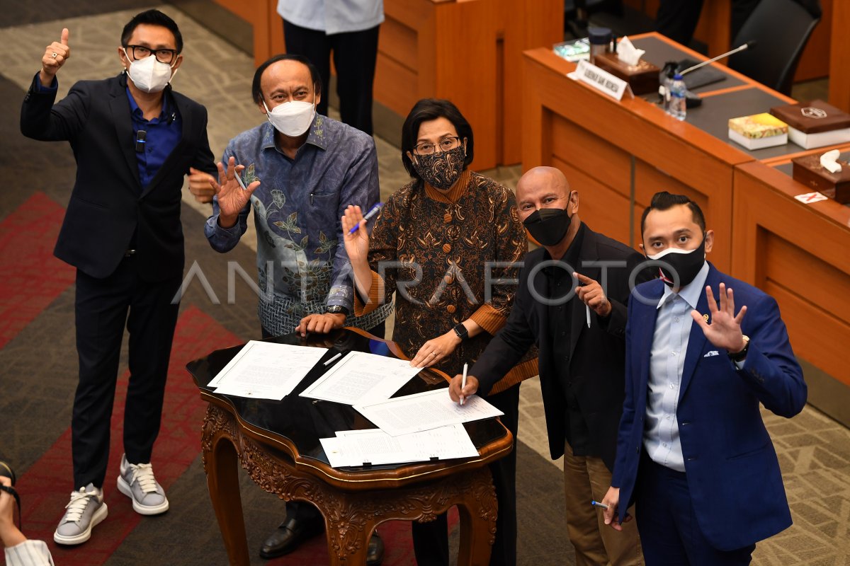 BANGGAR DPR SETUJUI RUU APBN 2022 | ANTARA Foto