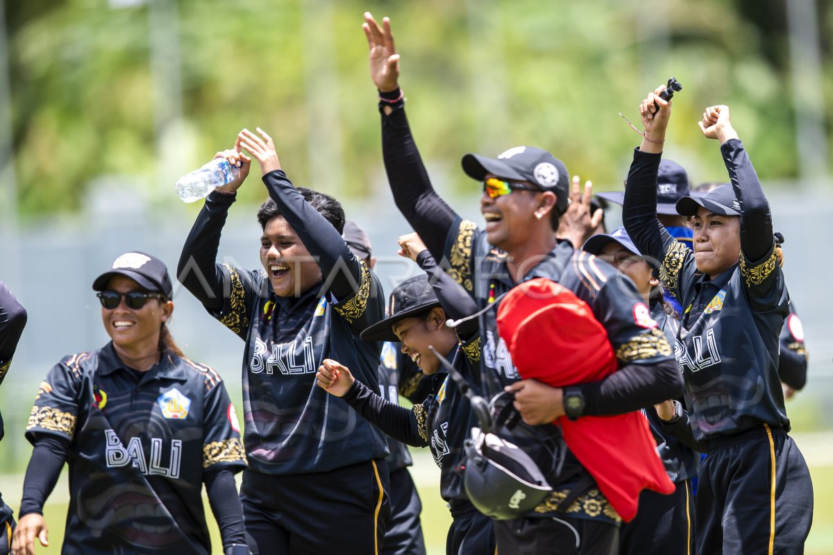 TIM KRIKET PUTRI BALI RAIH MEDALI EMAS T20 PON PAPUA | ANTARA Foto